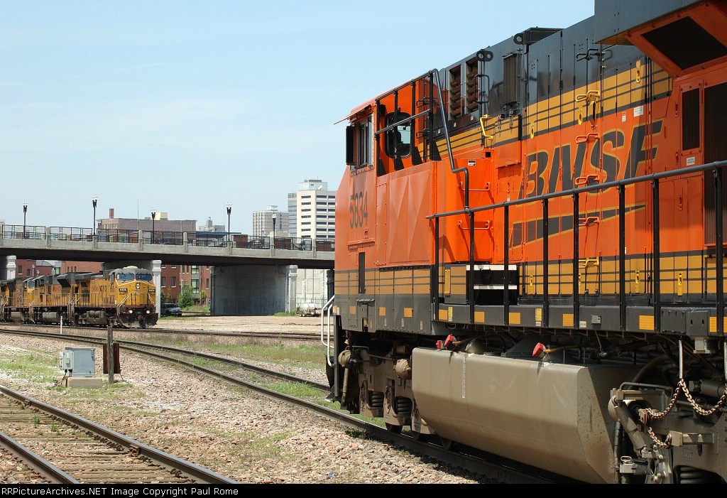 BNSF 5834 meets UP 6806